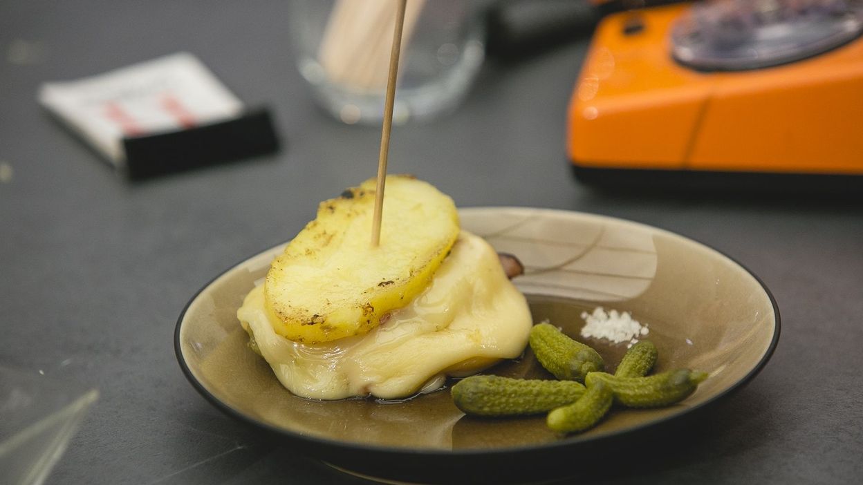 Pommes de terre au fromage à raclette lard fumé et farçons savoyard