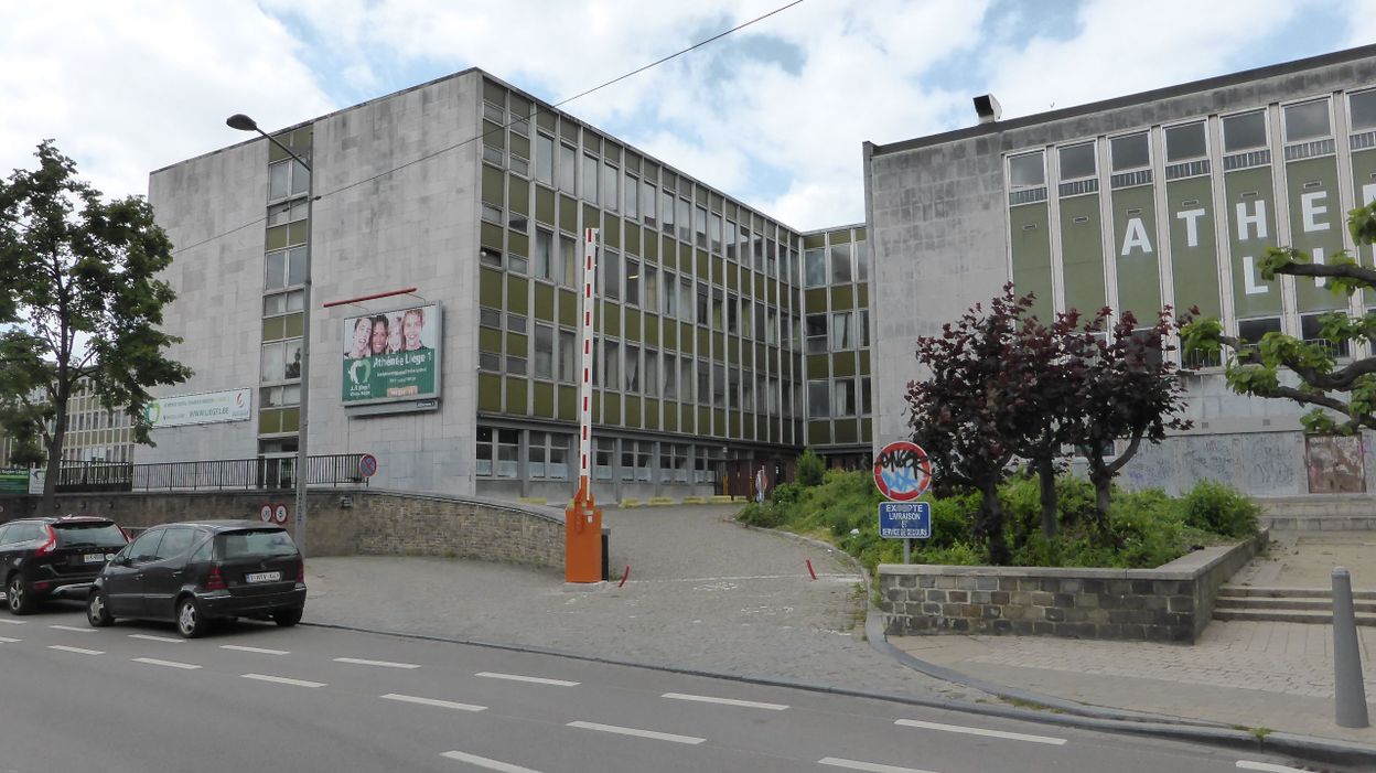 Rénovation de l'Athénée de Liège 1: nouvelle entrée et fin des panneaux ...