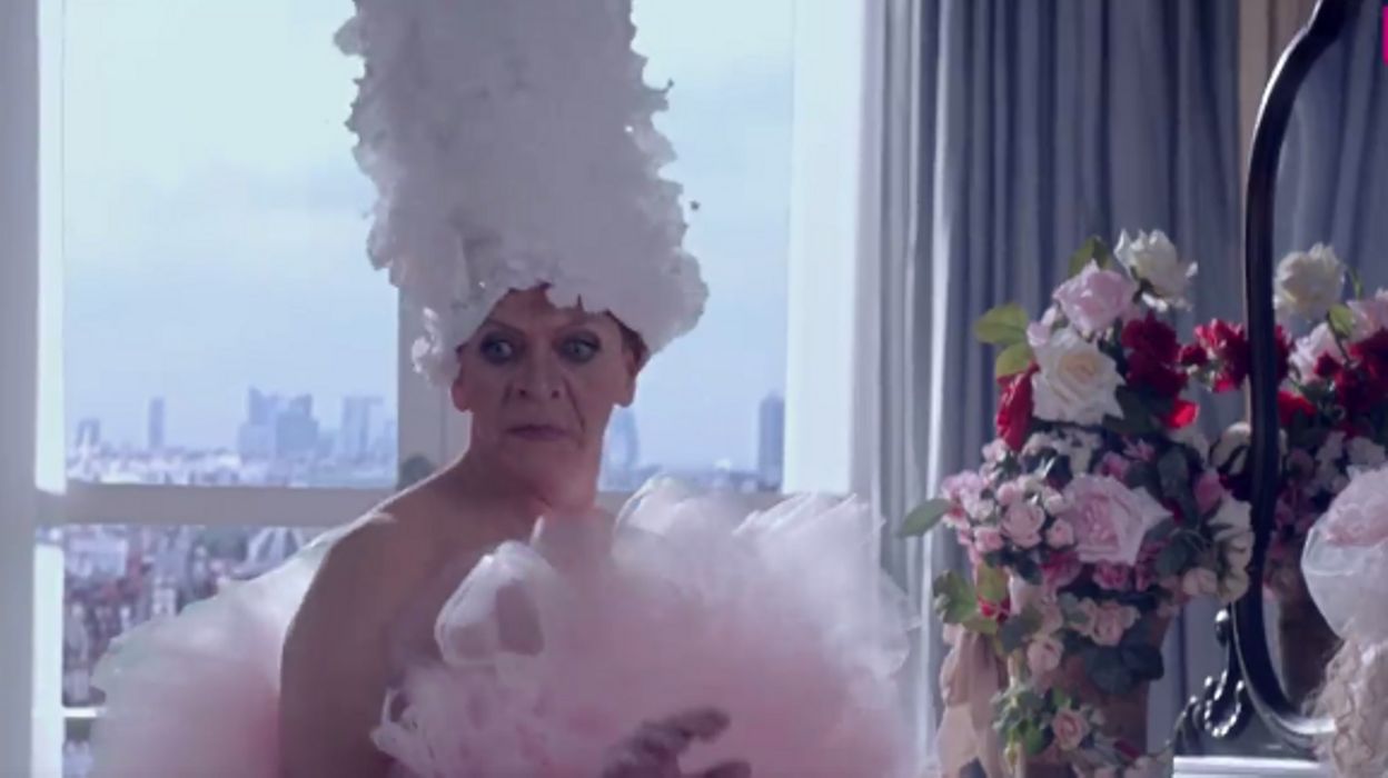 Lhilarante Parodie De Céline Dion En Voyage à Paris