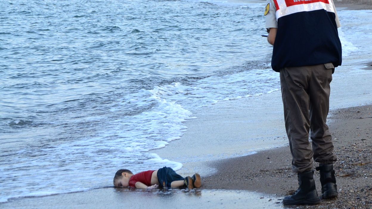 Réfugiés: la photo du petit Aylan, mort noyé à Bodrum, suscite l'effroi