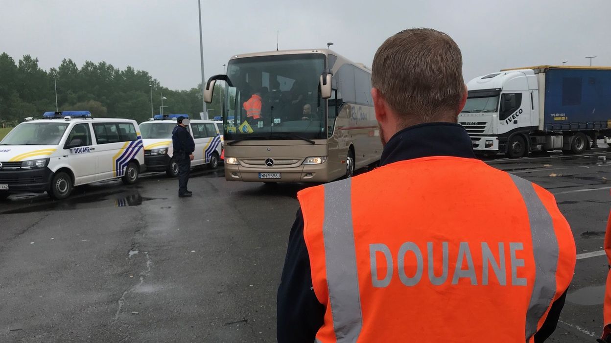 Grosse opération de contrôle douanier des autocars à Saint-Ghislain