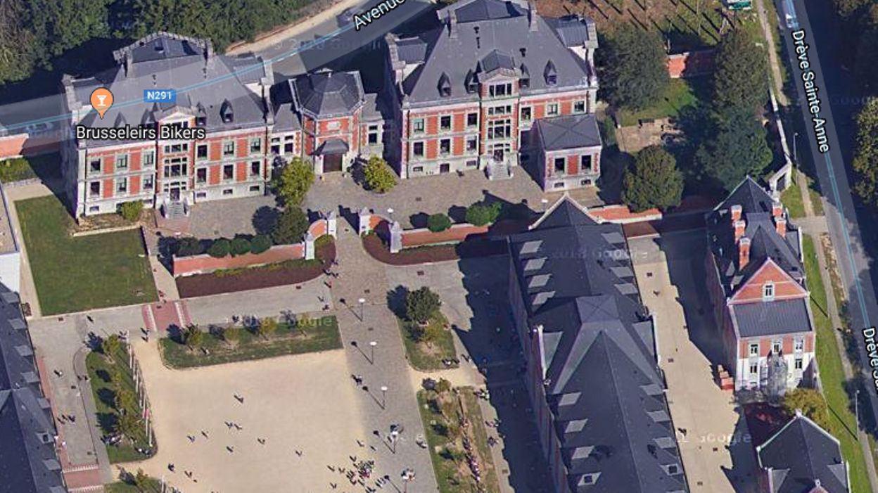 Les élèves de l'Ecole européenne IV à Laeken manifestent pour... garder ...