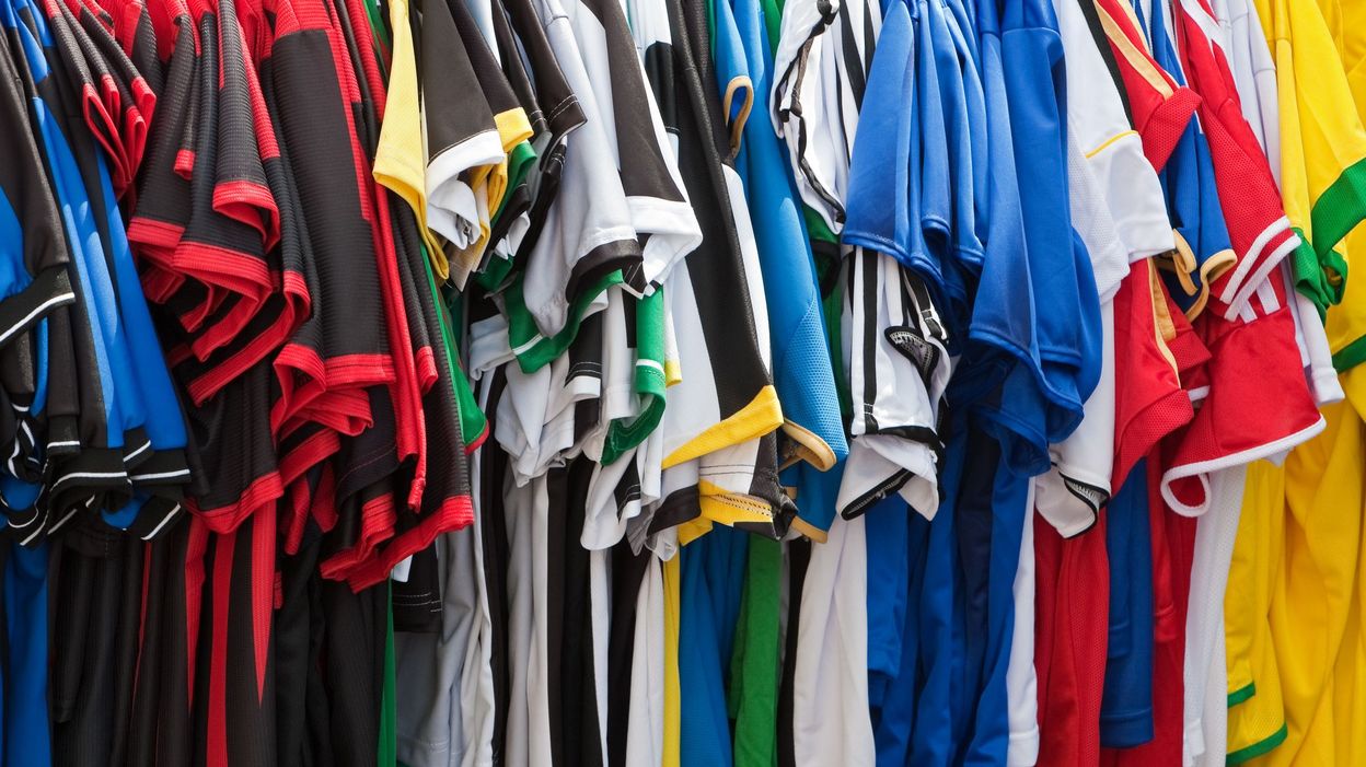 Des copies de maillots de foot plus ou moins réussies