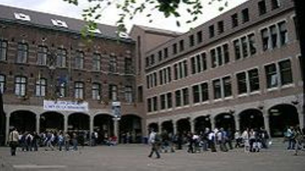 Le collège Saint-Louis, à Liège, est-il homophobe?