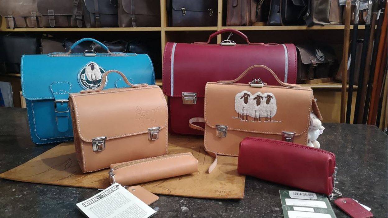 Rentrée des classes: les cartables en cuir ont-ils toujours la cote?