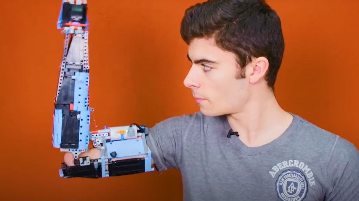 Un jeune se fabrique une prothèse de bras fonctionnelle en Legos