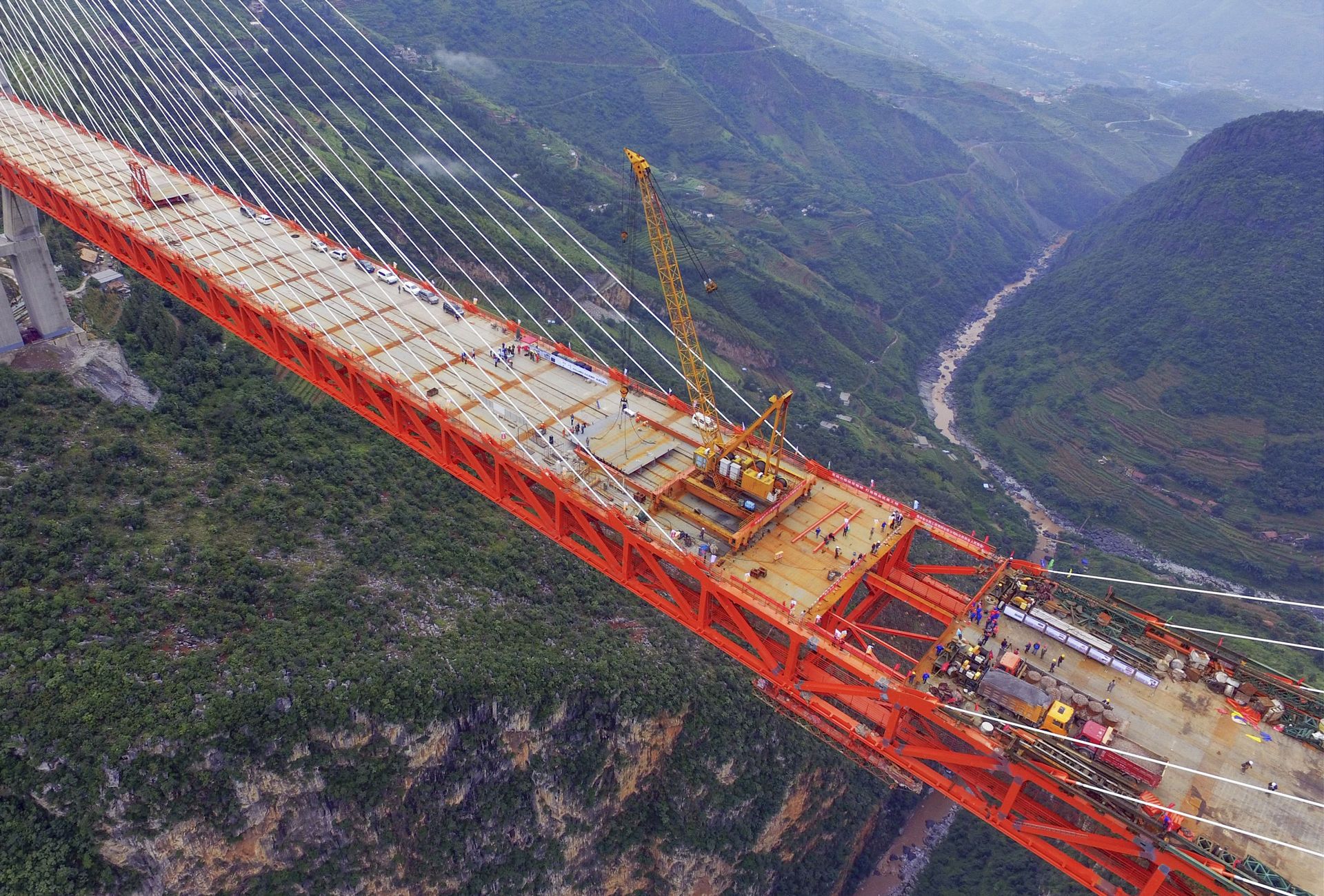 Le pont le plus haut du monde en voie d'achèvement en Chine