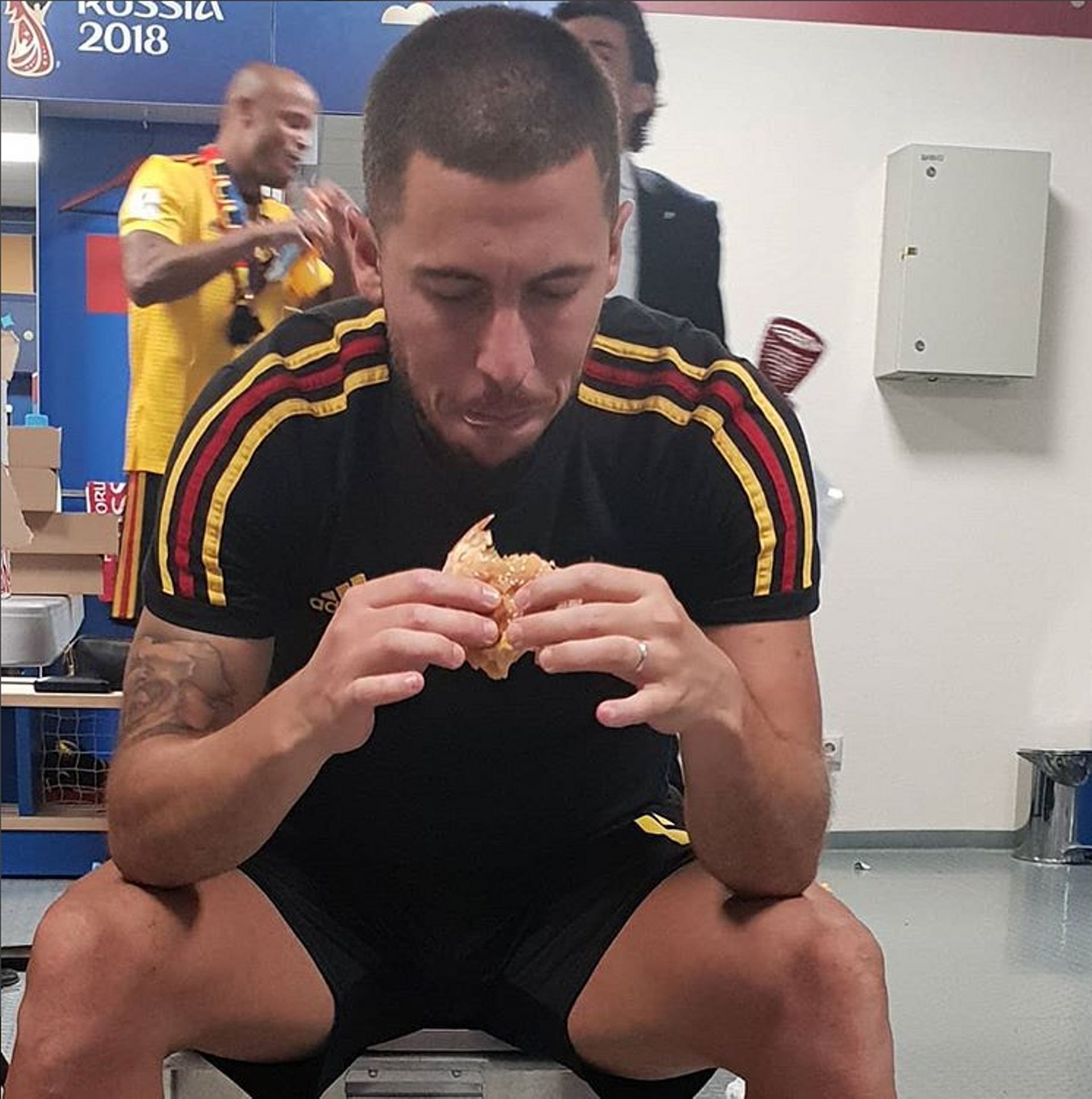 Eden Hazard fête la 3e place belge... avec un hamburger