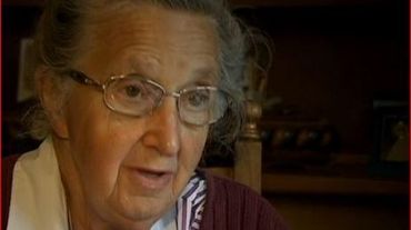 Annie Lambert et les stèles de la bataille d'Ochamps