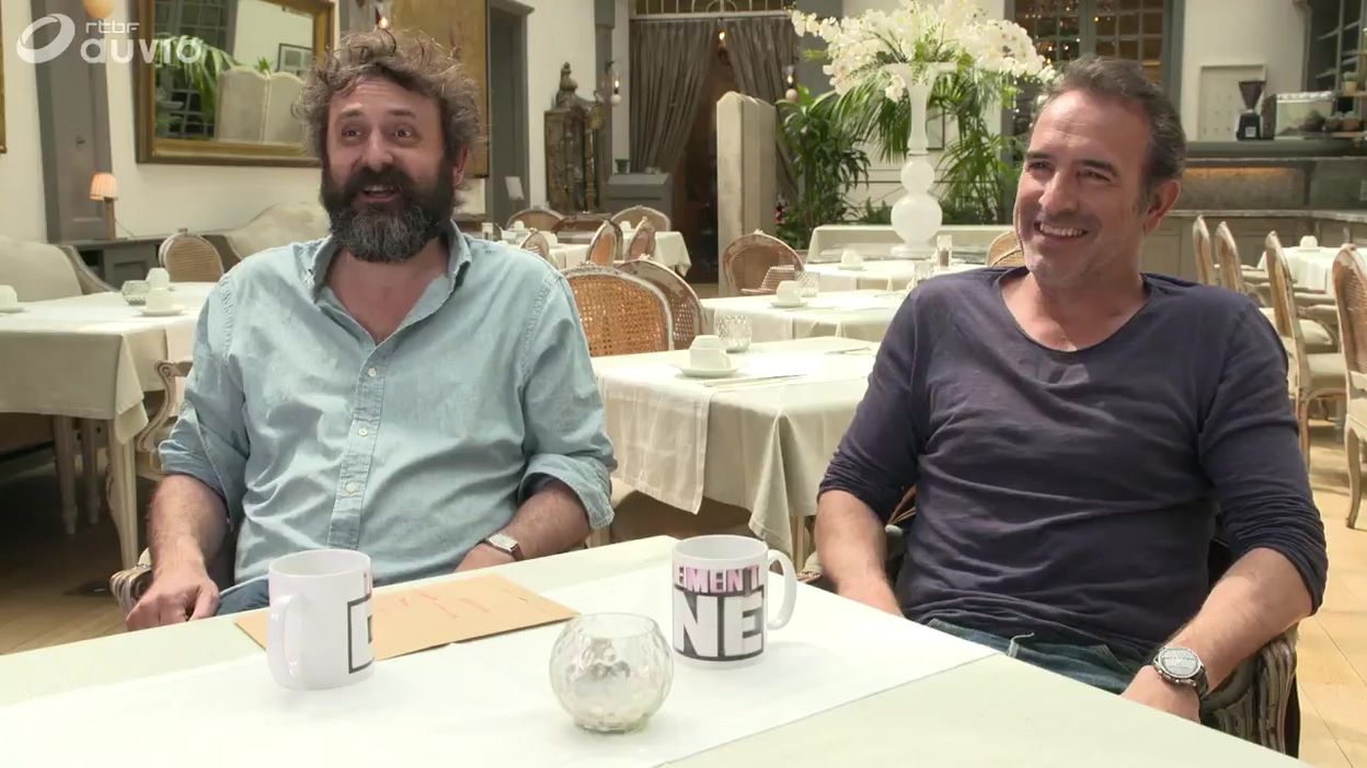 'Le Daim' : Jean Dujardin obsédé par un blouson dans une comédie totalement absurde - RTBF Actus