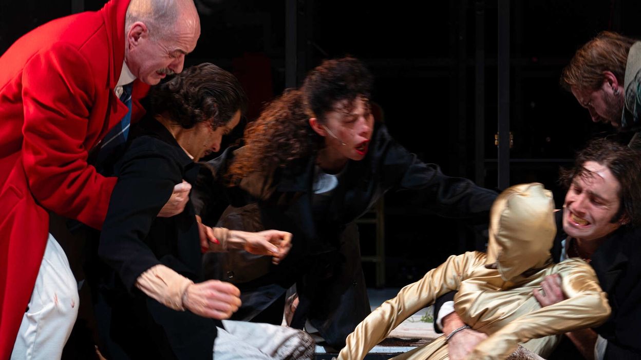 'Hamlet', entre ciel et terre au Théâtre National - RTBF Actus