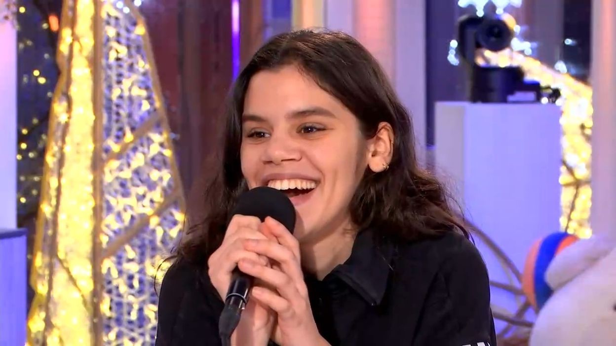 RORI envoûte la place de Bertrix en présentant ses nouvelles chansons à ...