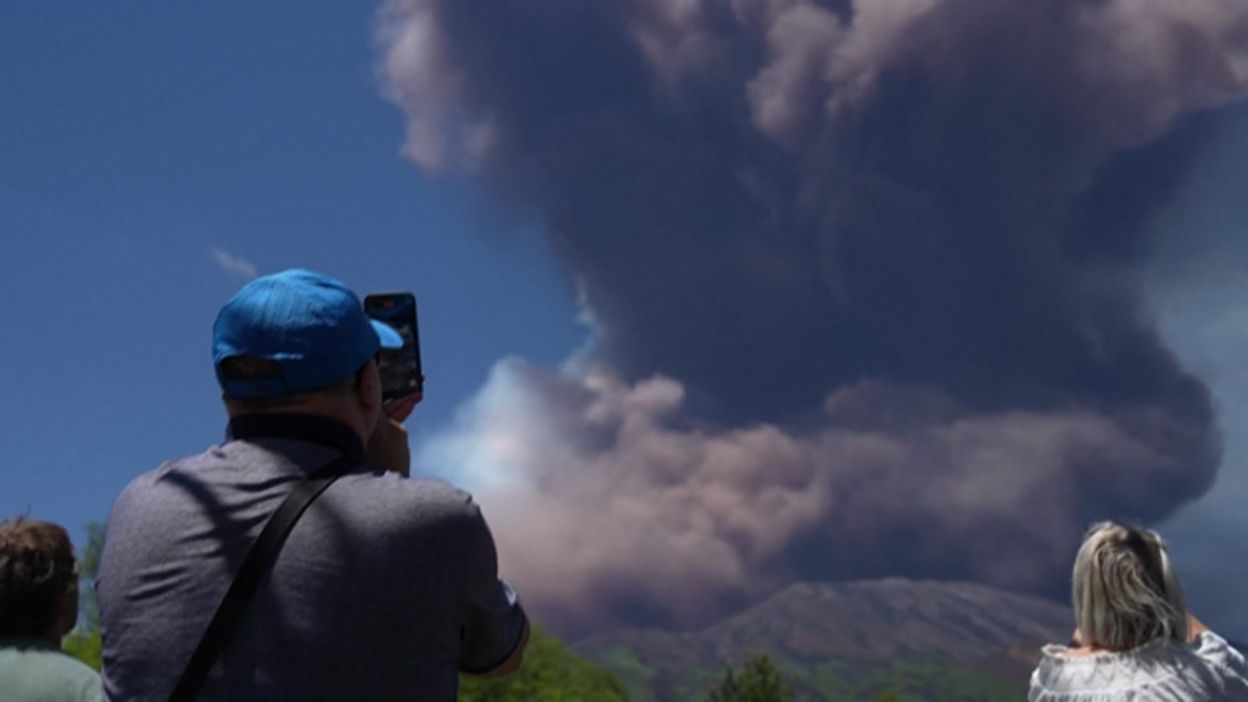 L'Etna en éruption : un immense panache de cendres et de gaz - RTBF Actus