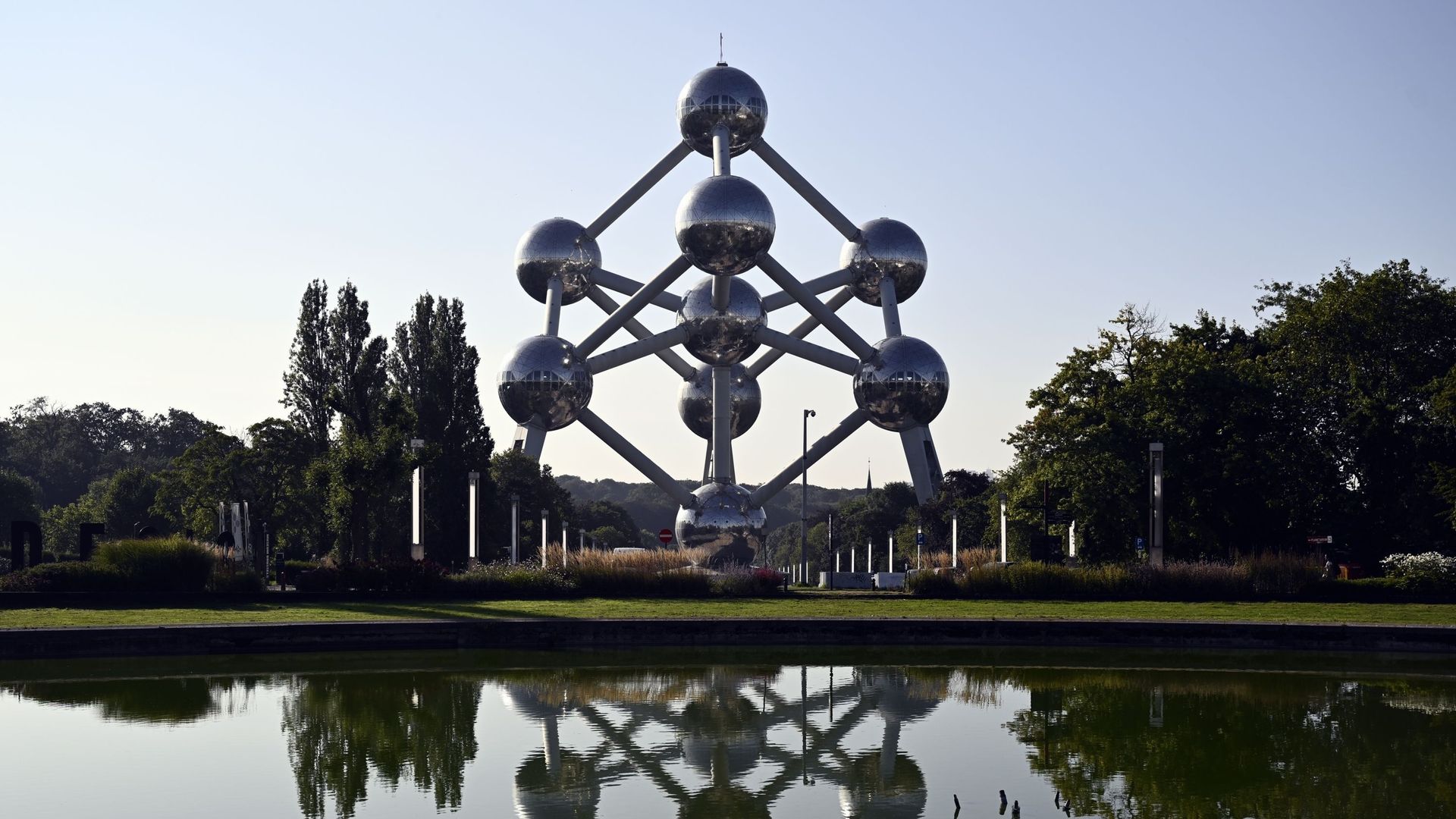 La police déploie ses canons à eau lors de troubles à l'Atomium avec ...