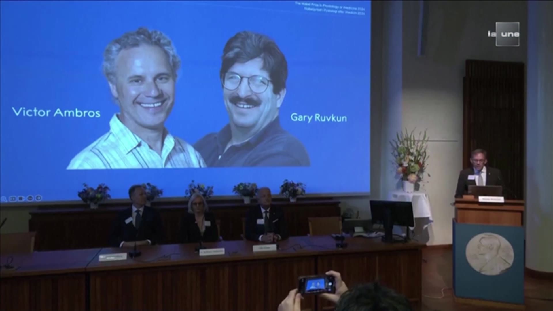 Prix Nobel de médecine / Décerné aux Américains Victor Ambros et Gary ...