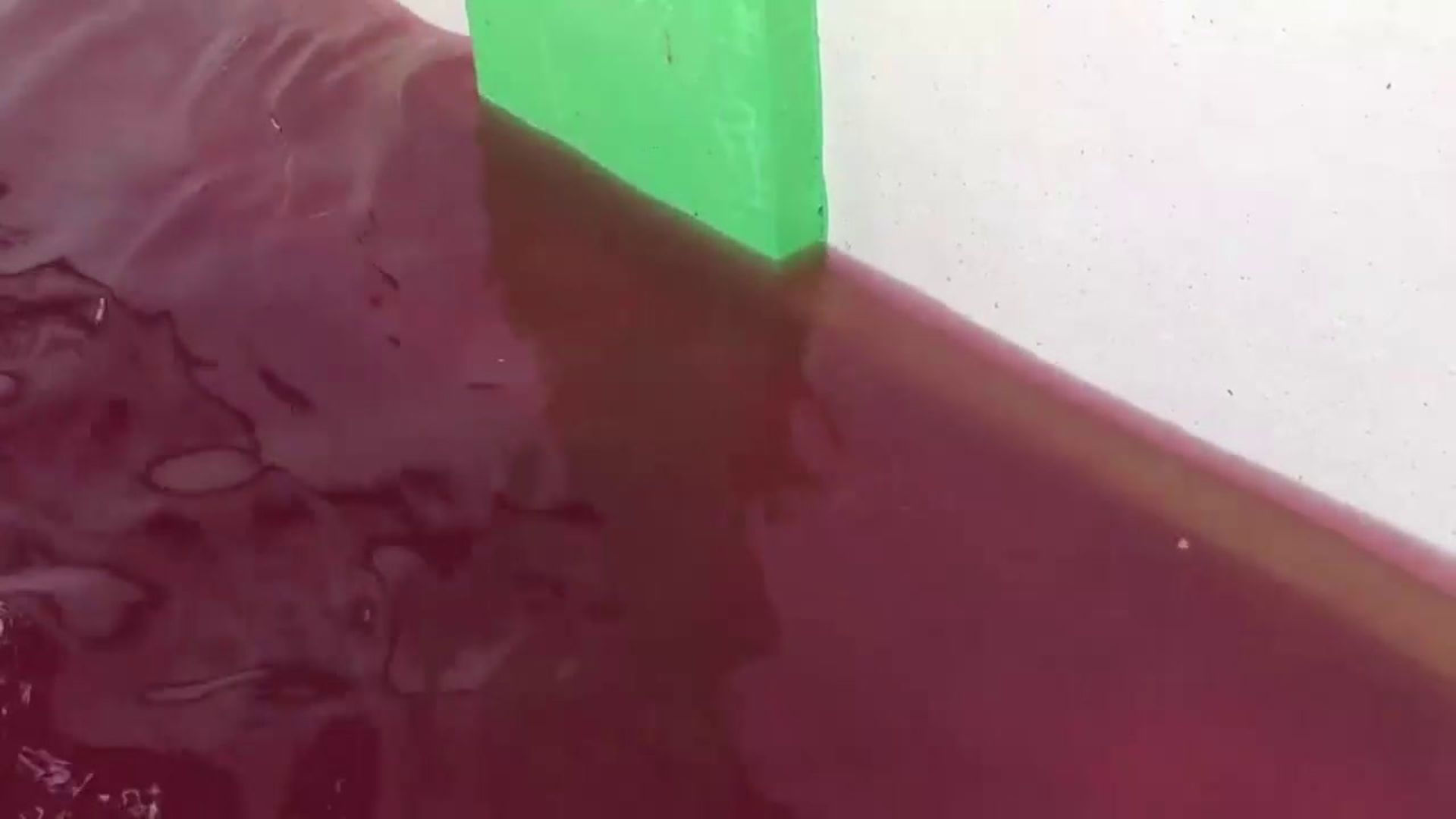 Indonésie : des flots de couleur rouge sang après des inondations - rtbf.be