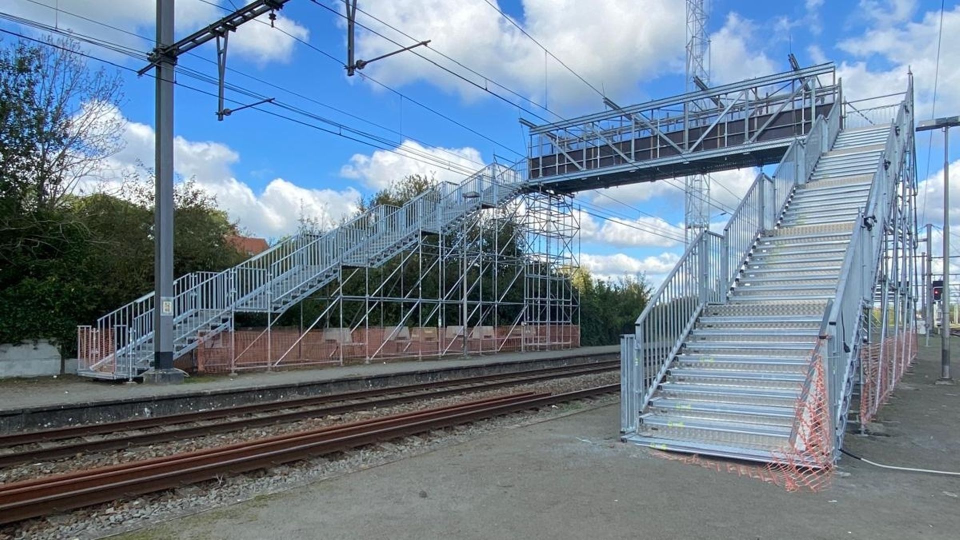 Ecoutez ici notre reportage - Passerelle controversée en gare de ...