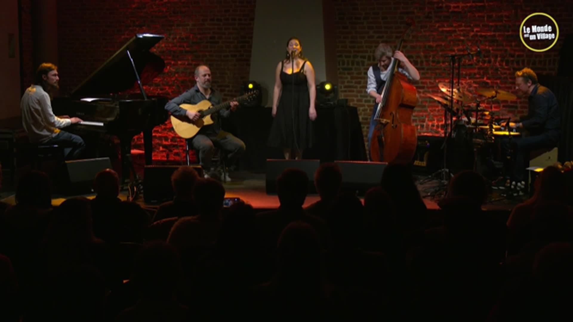 'Rosa Branca' par Raios (LIVE) - LIVE Le Monde est un Village au Rideau ...