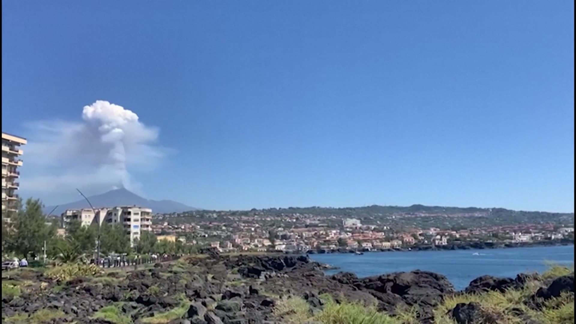 L'Etna en éruption : un immense panache de cendres et de gaz - RTBF Actus