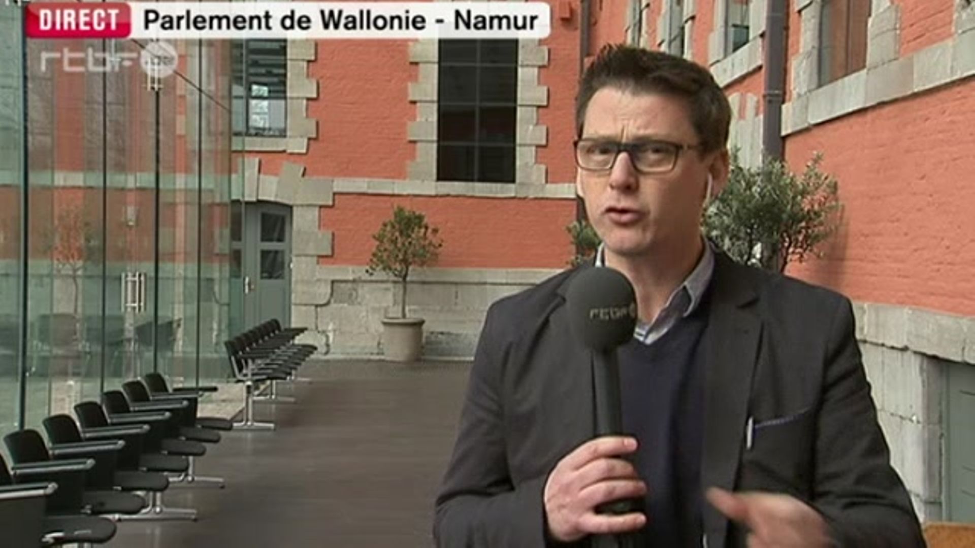 Parlement wallon: le point en direct avec Hugues Angot - - Auvio