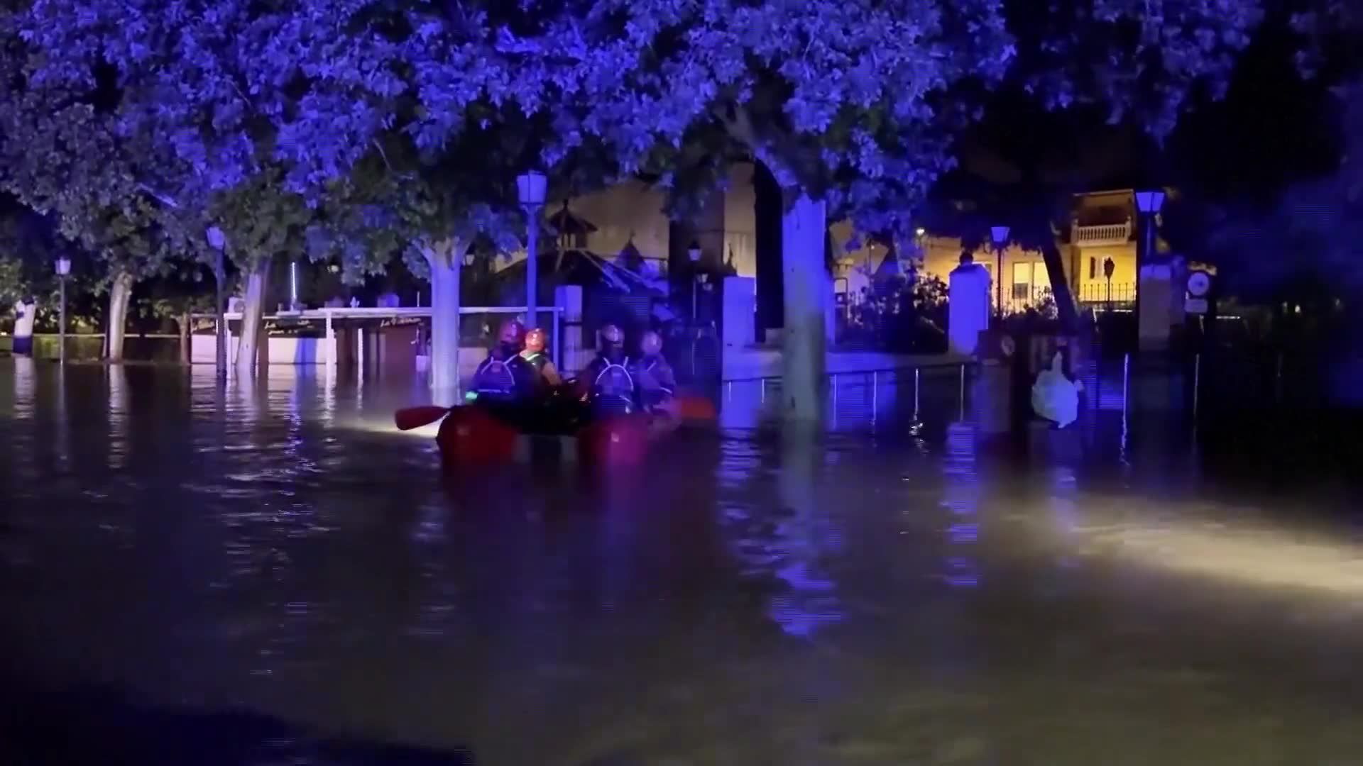 Inondations à Valence : les services de secours à pied d'œuvre pendant ...
