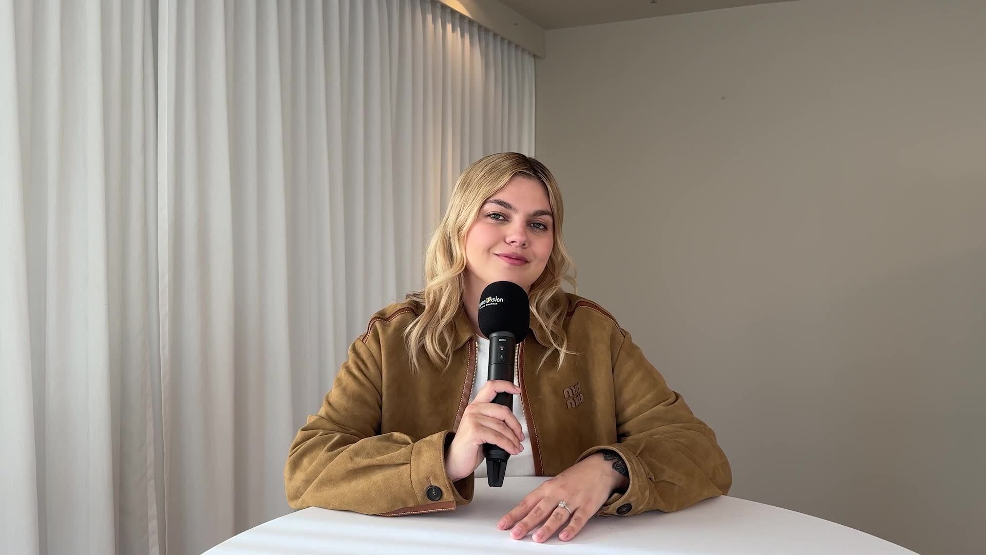 Louane partage son histoire familiale à travers le titre "Maman ...