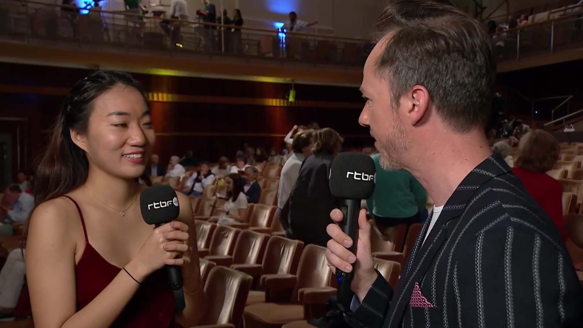 L'interview bord de scène d'Elli Choi - l'interview de Vincent Delbushaye - Auvio