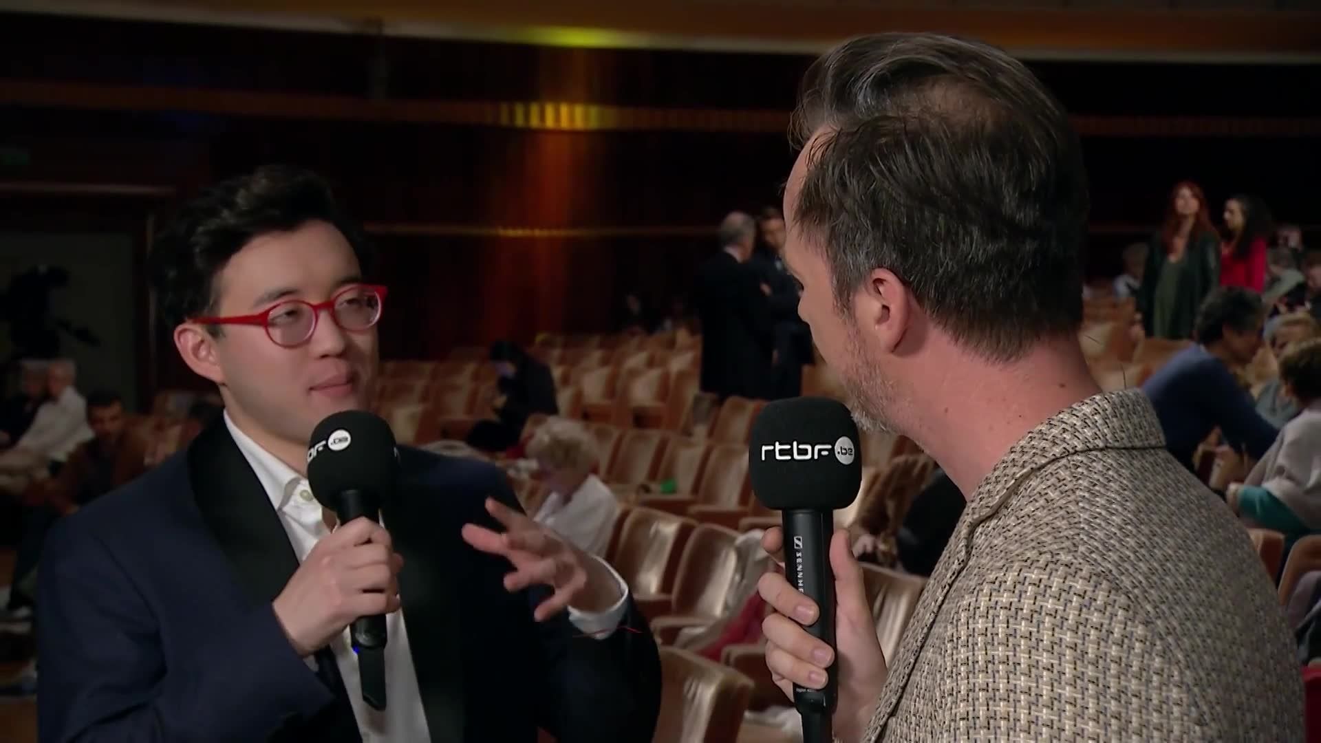 L'interview bord de scène de Julian Rhee - l'interview de Vincent ...