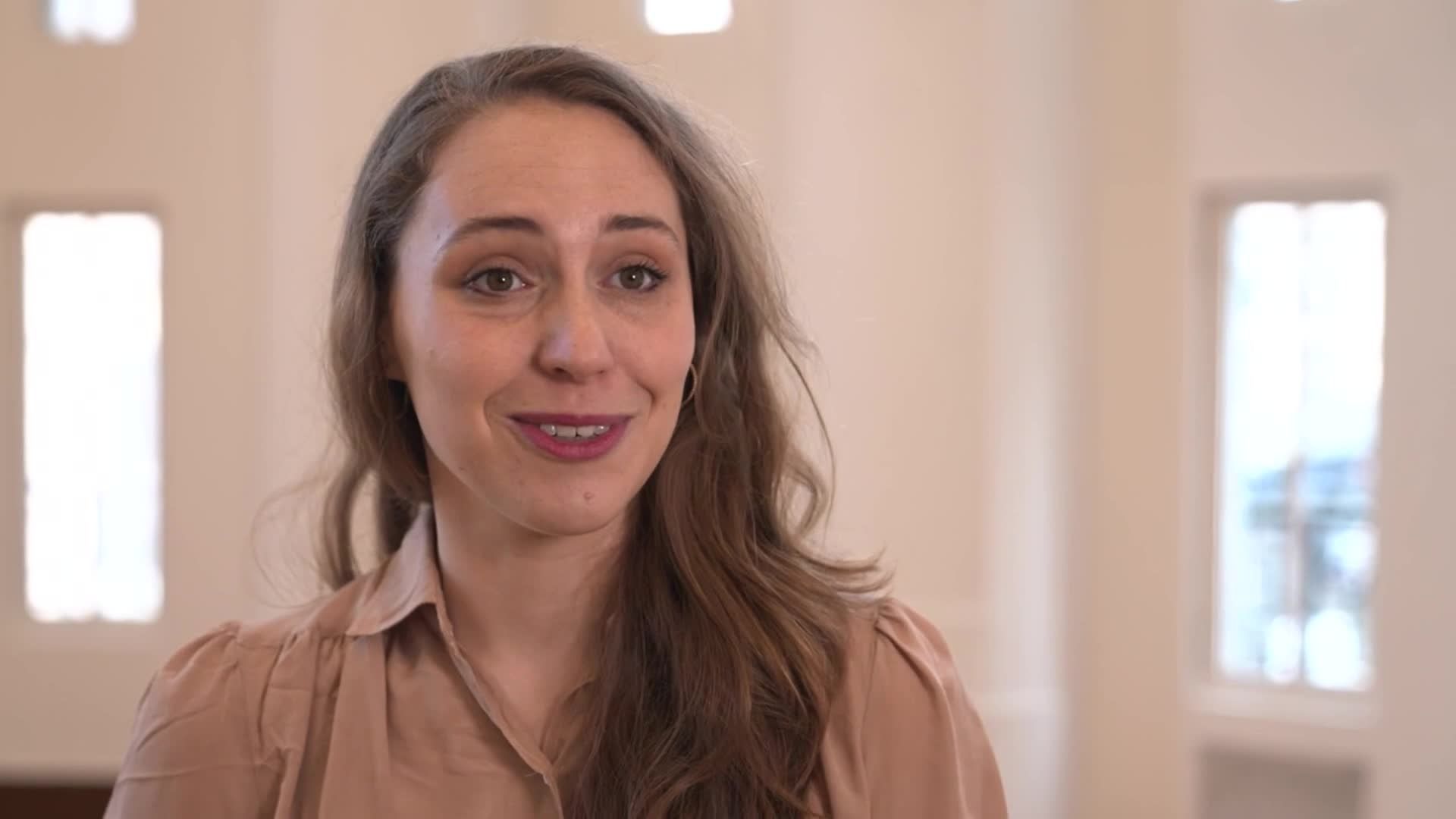 Portrait de la mezzo-soprano Floriane Hasler, en finale du Concours ...