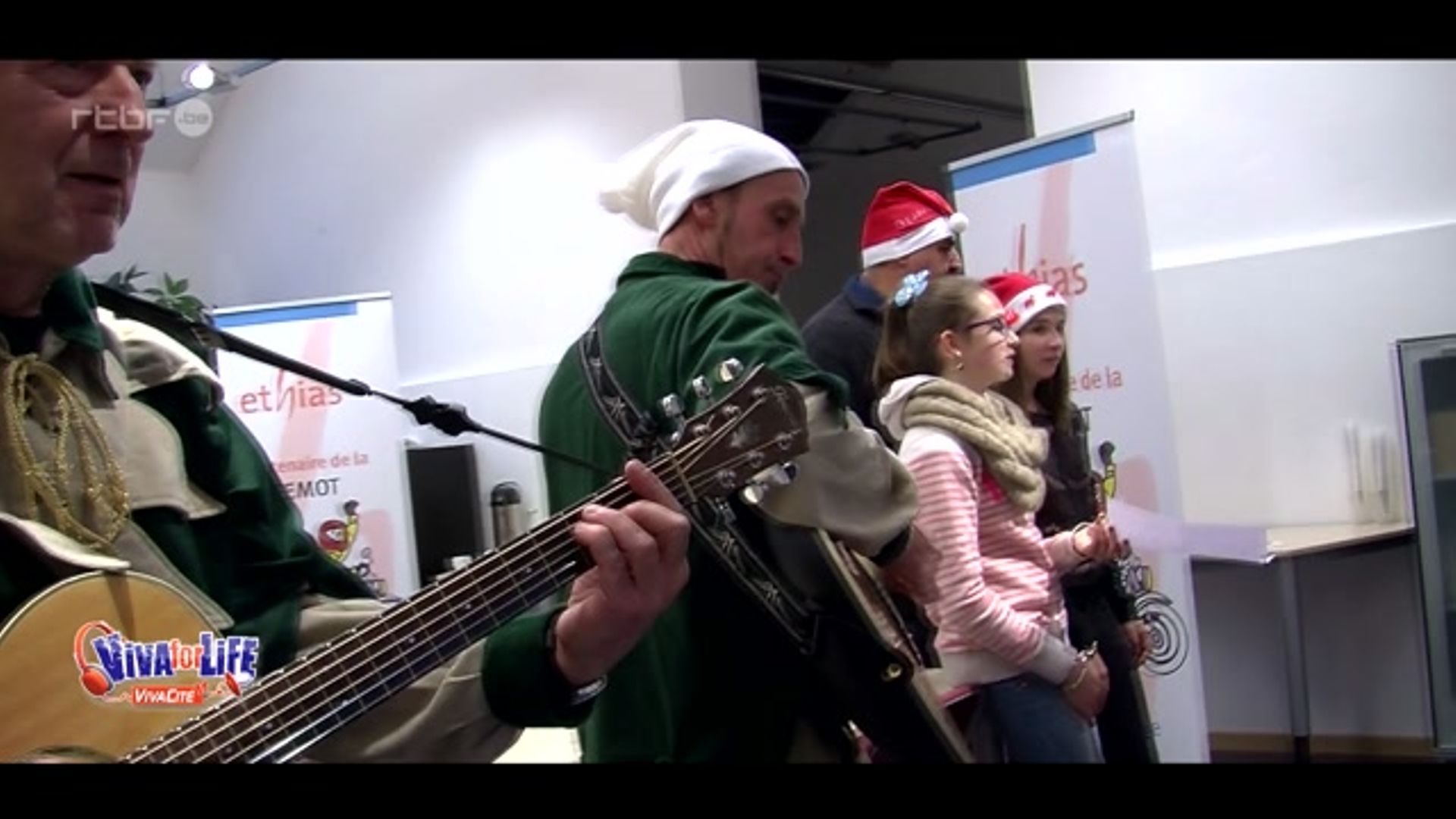 Les lutins du Père Noël sont venus chanter place St-Etienne...