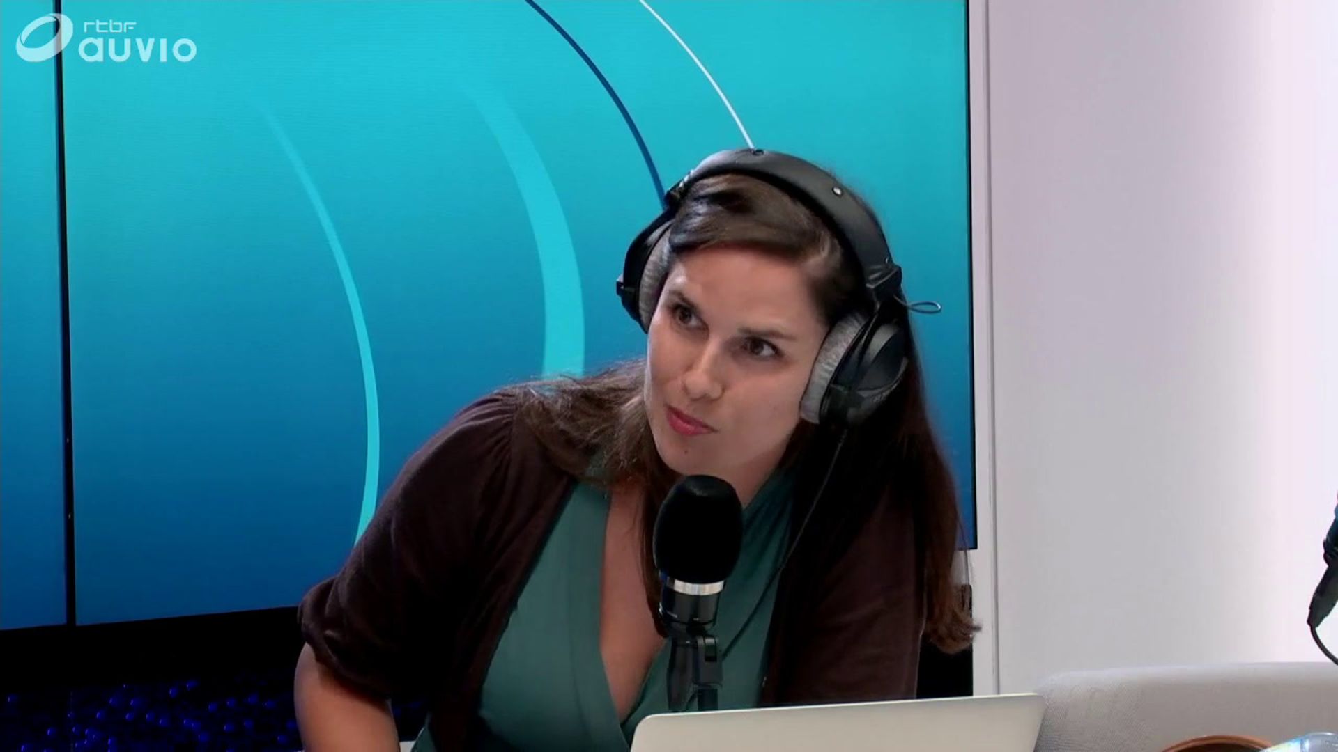 « Sa vie par procuration » de Myriam Leroy - Entrez sans frapper - Auvio