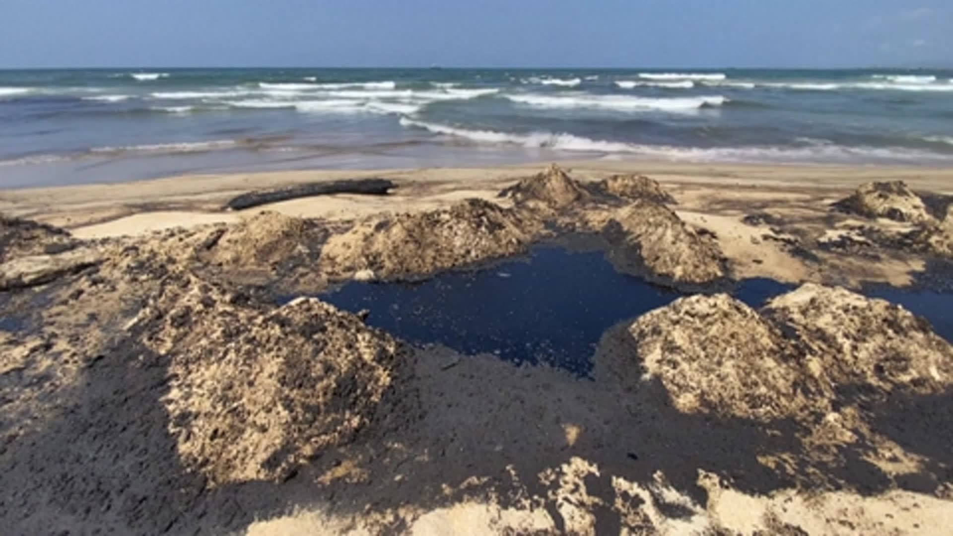 Venezuela : des pêcheurs nettoient une marée noire sur les plages (AFP ...
