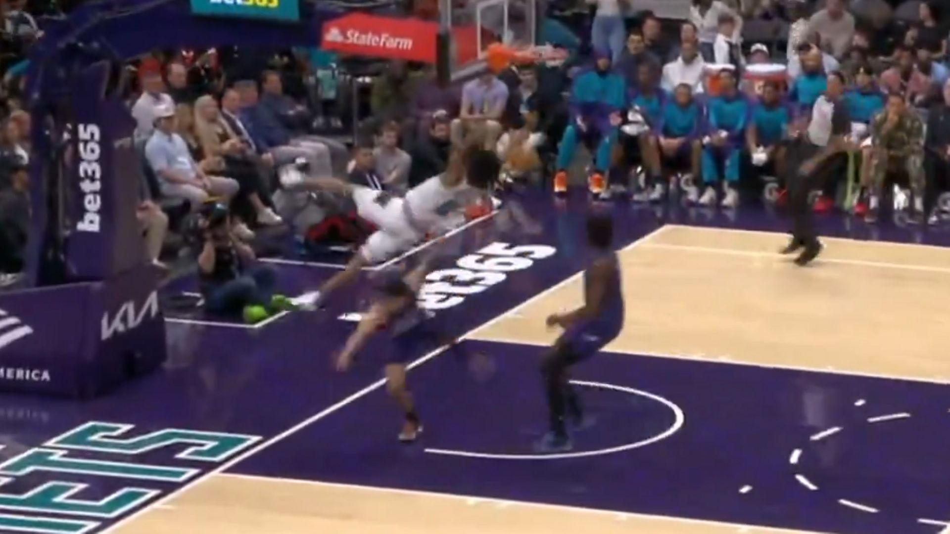 La chute effrayante de Jaylen Wells après un dunk - NBA - Auvio