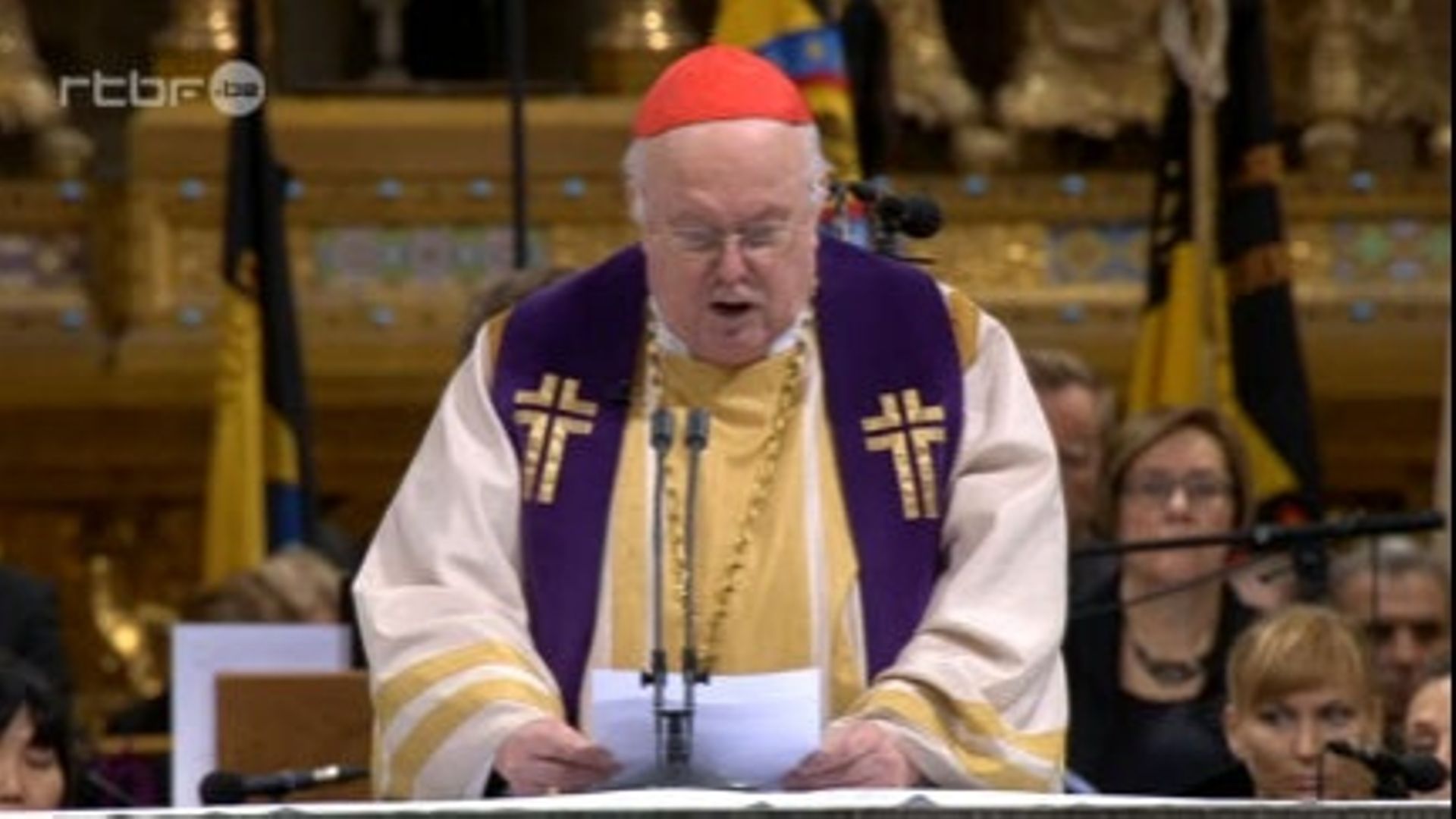 Le cardinal Daneels salue le couple formé par Fabiola et Baudouin - - Auvio