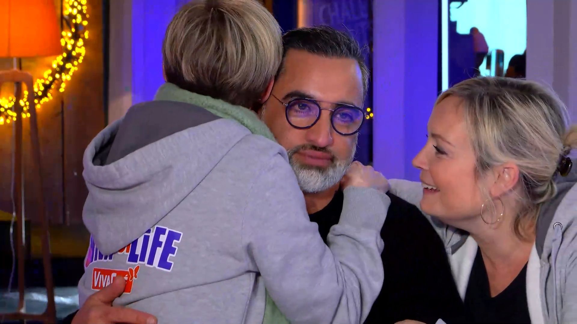Les premières larmes de Walid dans le cube de Viva for Life - Walid ...