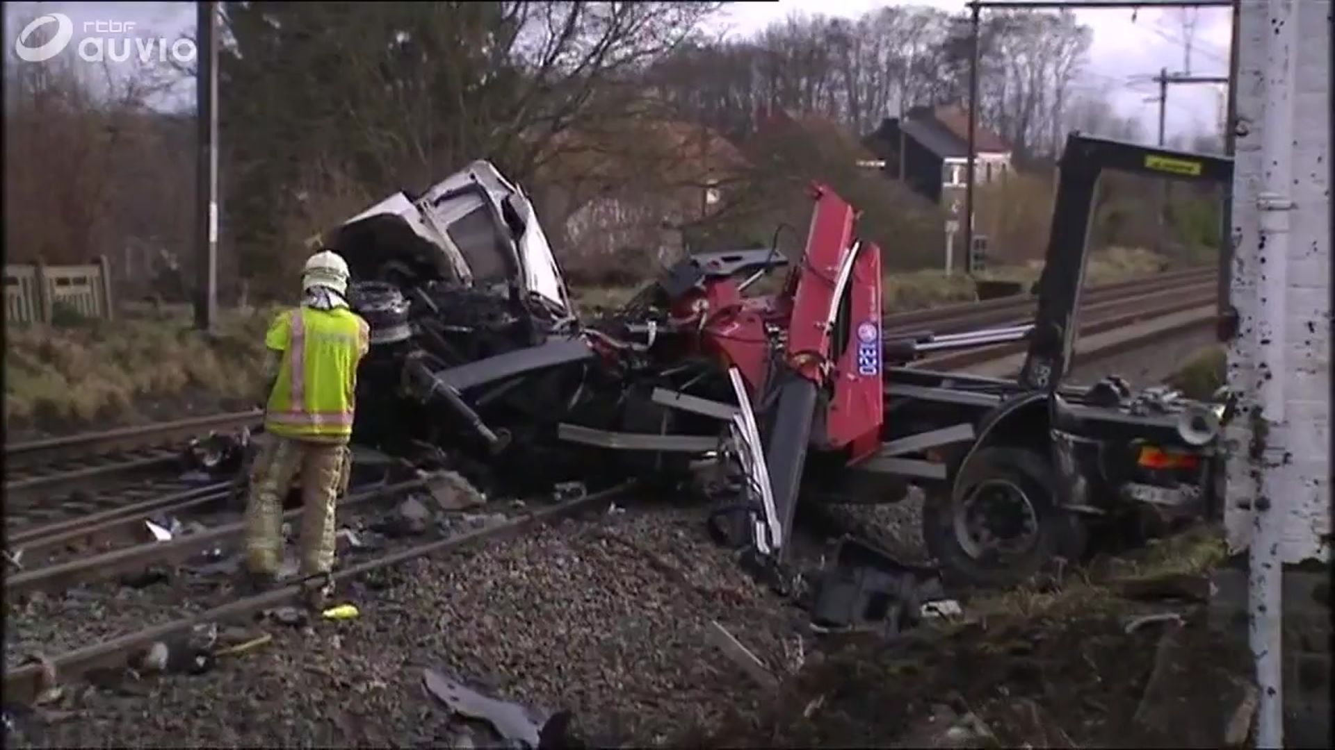 Berloz: Un train percute un camion communal à hauteur du passage à niveau de Corswarem - - Auvio
