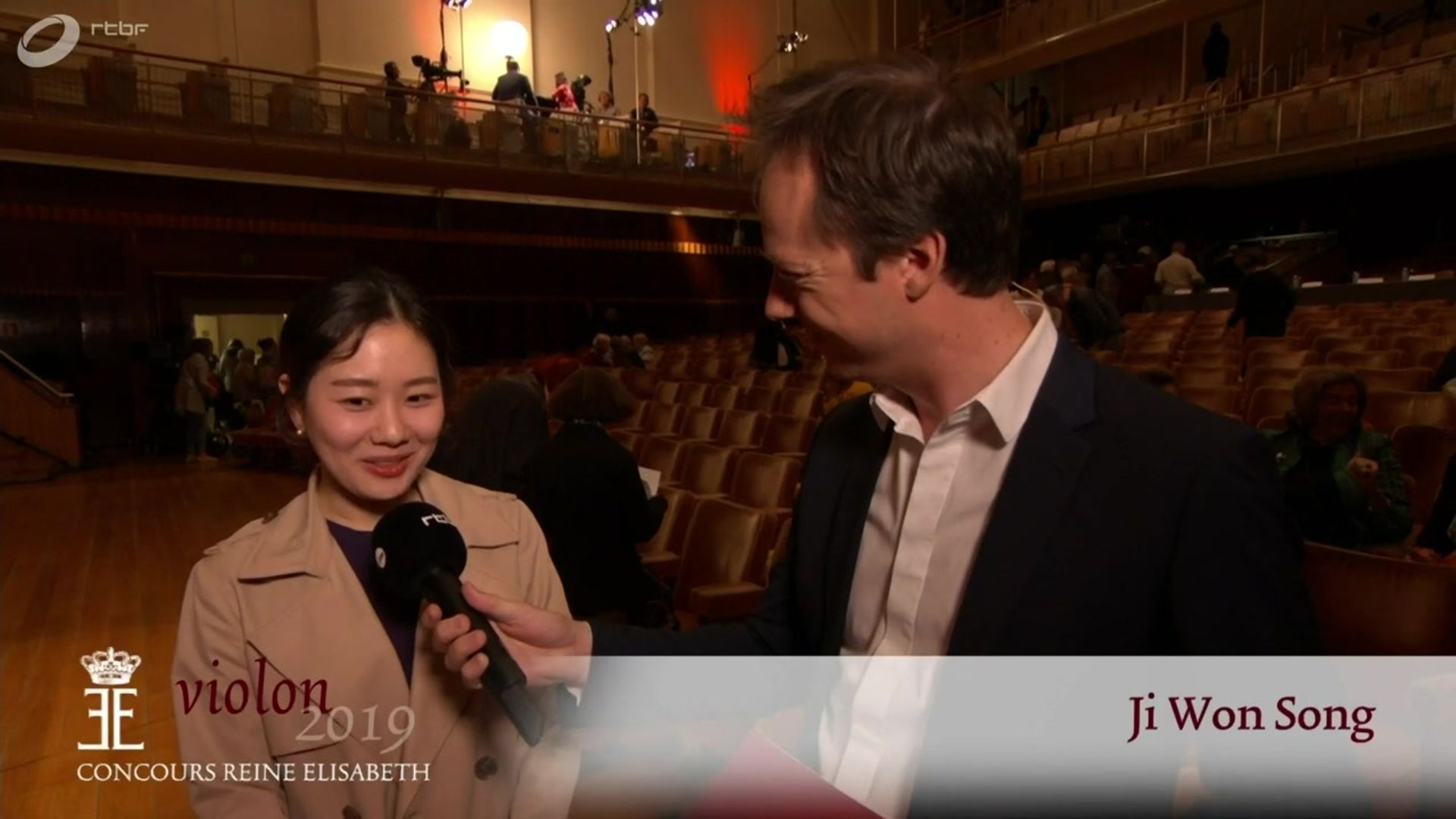 L'interview bord de scène de Ji Won Song - l'interview par Vincent Delbushaye - Auvio