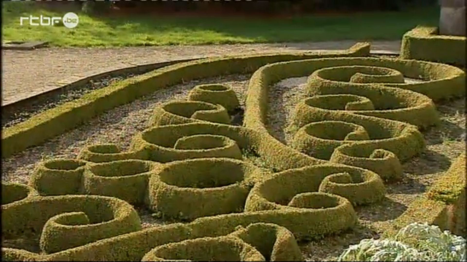 A Attre : un château, des broderies de buis, un parc, un promontoire de ...