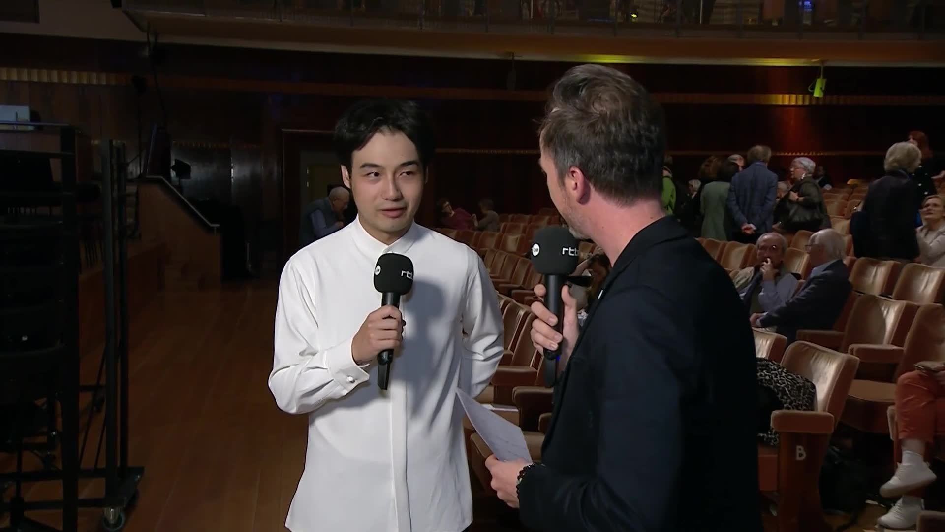 L'interview bord de scène de Ruifeng Lin - l'interview de Vincent ...