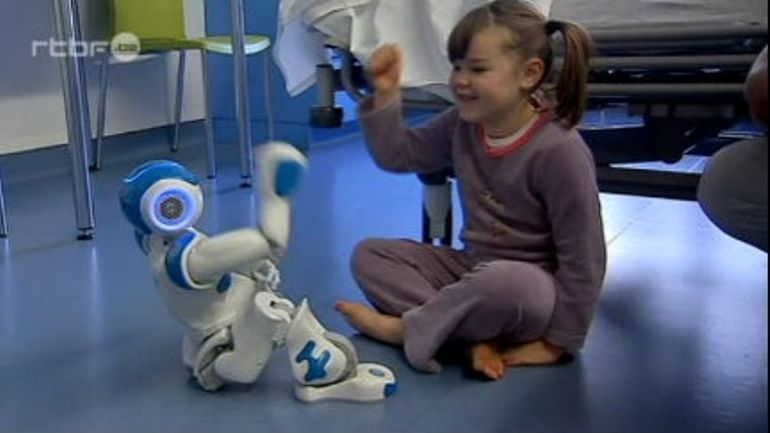 Zora, un robot humanoïde pour prendre soin des patients de homes - RTBF ...