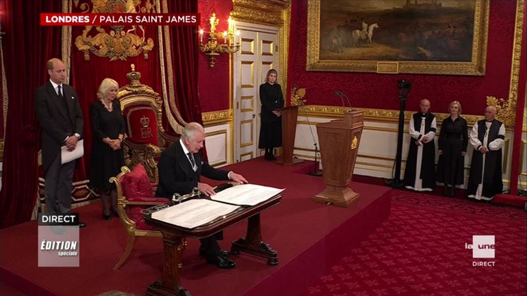 Charles III proclamé roi: : signature de l'acte protocolaire Charles III proclamé roi: : signature de l'acte protocolaire